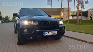 Black BMW X5 2009 in Riga, with an engine capacity of 3.00 L and mileage of 334 thousand km for 7999 €, photo 4 on AUTOMOTO.COM.LV