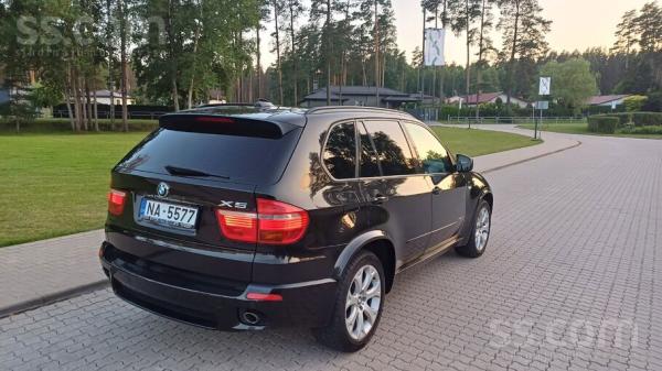 Black BMW X5 2009 in Riga, with an engine capacity of 3.00 L and mileage of 334 thousand km for 7999 €, photo 4 on AUTOMOTO.COM.LV