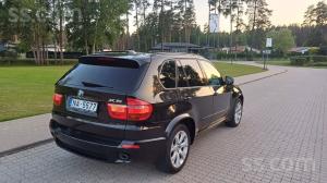 Black BMW X5 2009 in Riga, with an engine capacity of 3.00 L and mileage of 334 thousand km for 7999 €, photo 5 on AUTOMOTO.COM.LV