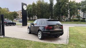 Black BMW X5 2009 in Kaunas, with an engine capacity of 3.00 L and mileage of 354 thousand km for 7500 €, photo 4 on AUTOMOTO.COM.LV