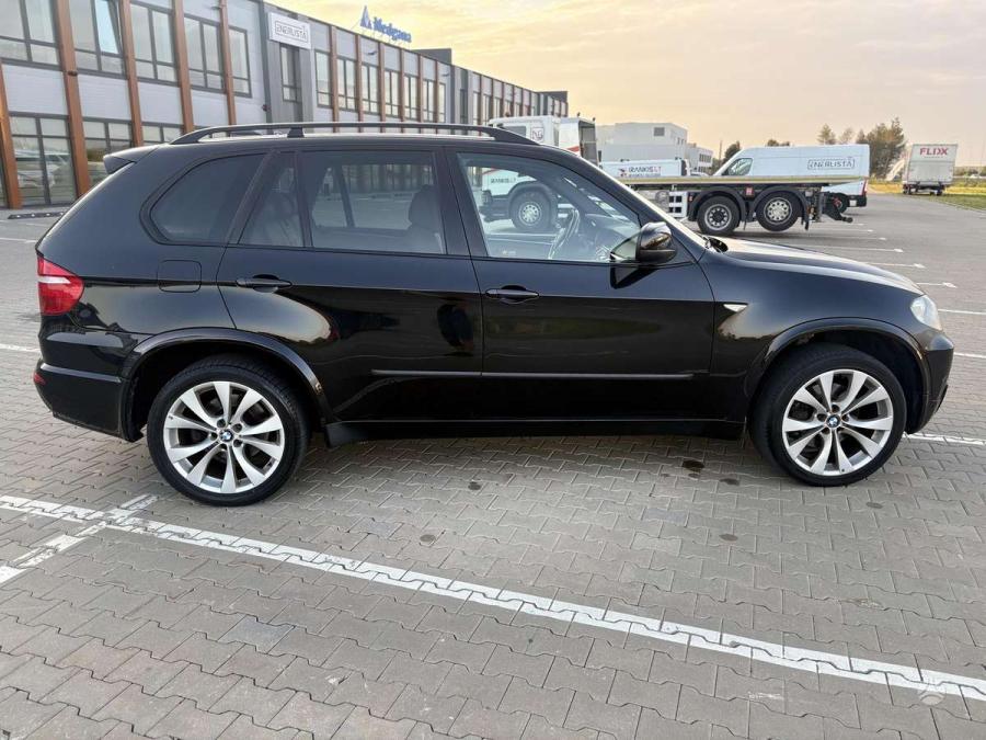 Black BMW X5 2009 in Vilnius, with an engine capacity of 3.00 L and mileage of 285 thousand km for 8300 €, photo 6 on AUTOMOTO.COM.LV