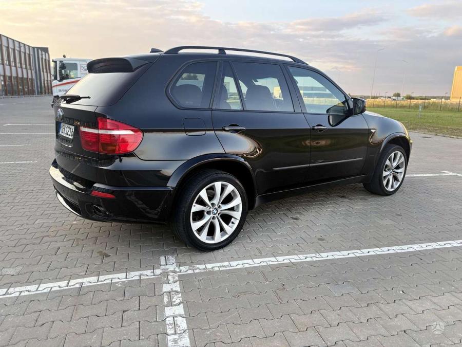 Black BMW X5 2009 in Vilnius, with an engine capacity of 3.00 L and mileage of 285 thousand km for 8300 €, photo 7 on AUTOMOTO.COM.LV