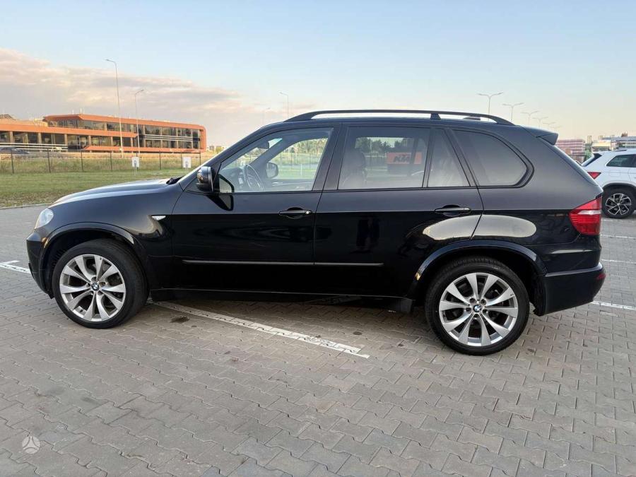 Black BMW X5 2009 in Vilnius, with an engine capacity of 3.00 L and mileage of 285 thousand km for 8300 €, photo 12 on AUTOMOTO.COM.LV
