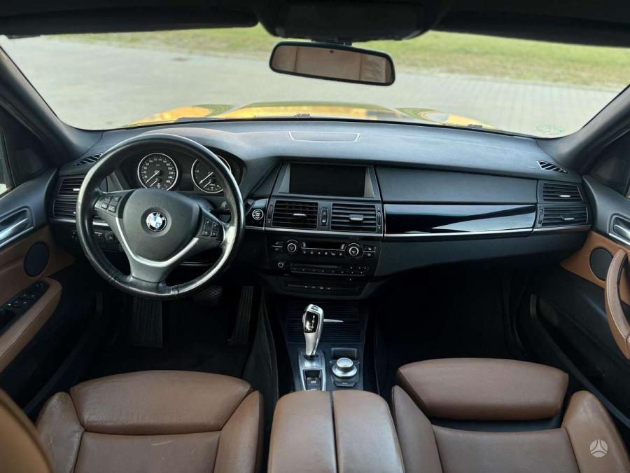Black BMW X5 2009 in Vilnius, with an engine capacity of 3.00 L and mileage of 285 thousand km for 8300 €, photo 13 on AUTOMOTO.COM.LV