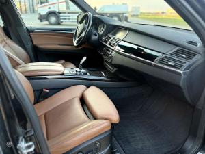 Black BMW X5 2009 in Vilnius, with an engine capacity of 3.00 L and mileage of 285 thousand km for 8300 €, photo 14 on AUTOMOTO.COM.LV