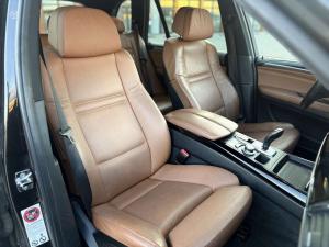 Black BMW X5 2009 in Vilnius, with an engine capacity of 3.00 L and mileage of 285 thousand km for 8300 €, photo 15 on AUTOMOTO.COM.LV