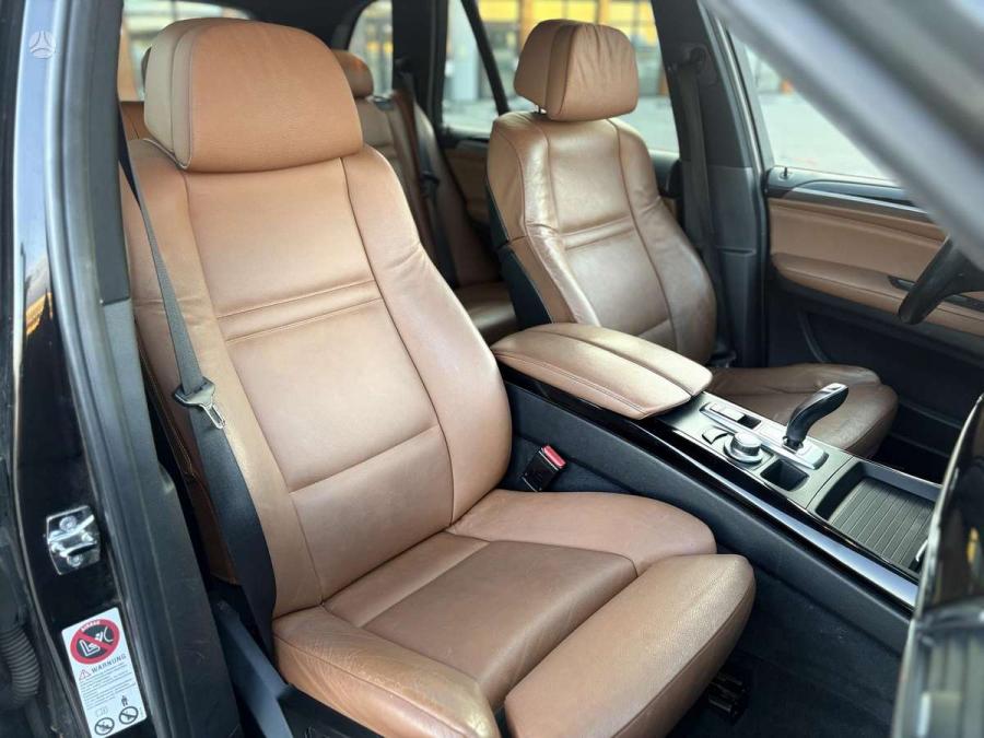 Black BMW X5 2009 in Vilnius, with an engine capacity of 3.00 L and mileage of 285 thousand km for 8300 €, photo 15 on AUTOMOTO.COM.LV