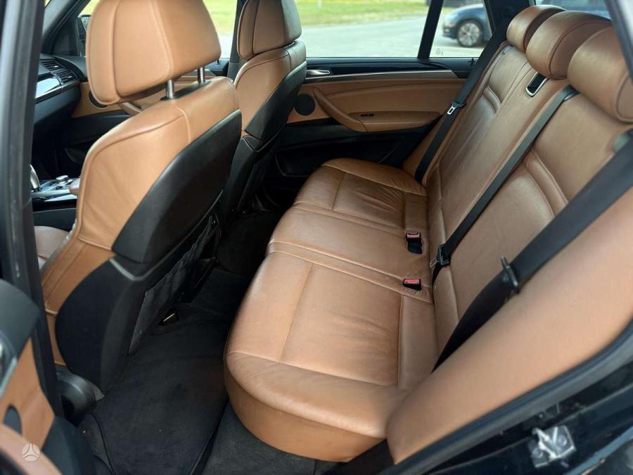 Black BMW X5 2009 in Vilnius, with an engine capacity of 3.00 L and mileage of 285 thousand km for 8300 €, photo 16 on AUTOMOTO.COM.LV