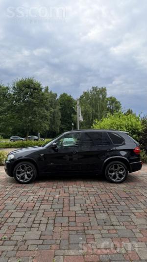 Black BMW X5 2009 in Riga, with an engine capacity of 3.00 L and mileage of 344 thousand km for 9750 €, photo 3 on AUTOMOTO.COM.LV