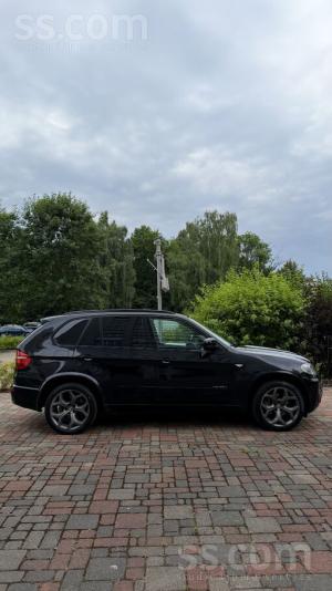 Black BMW X5 2009 in Riga, with an engine capacity of 3.00 L and mileage of 344 thousand km for 9750 €, photo 4 on AUTOMOTO.COM.LV