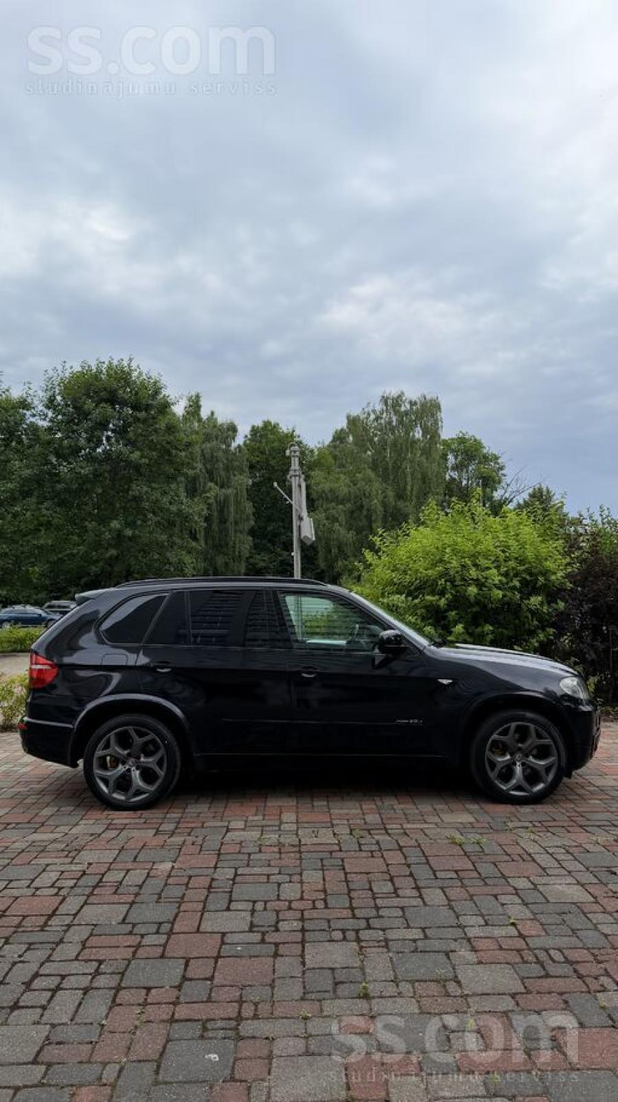 Black BMW X5 2009 in Riga, with an engine capacity of 3.00 L and mileage of 344 thousand km for 9750 €, photo 4 on AUTOMOTO.COM.LV