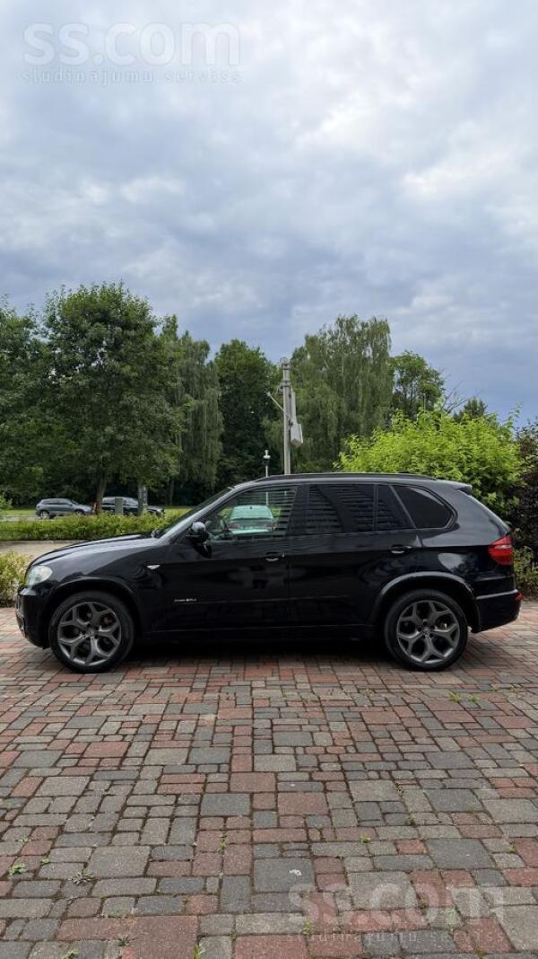 Black BMW X5 2009 in Riga, with an engine capacity of 3.00 L and mileage of 344 thousand km for 9750 €, photo 2 on AUTOMOTO.COM.LV