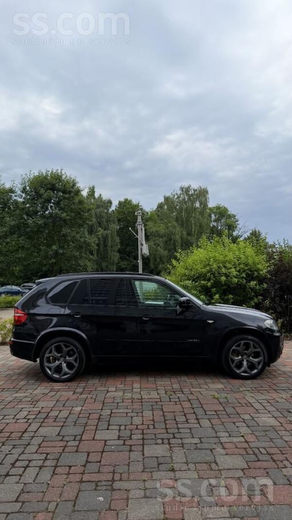 Black BMW X5 2009 in Riga, with an engine capacity of 3.00 L and mileage of 344 thousand km for 9750 €, photo 3 on AUTOMOTO.COM.LV