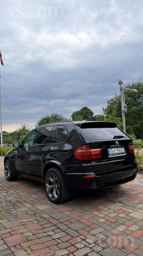 Black BMW X5 2009 in Riga, with an engine capacity of 3.00 L and mileage of 344 thousand km for 9750 €, photo 5 on AUTOMOTO.COM.LV