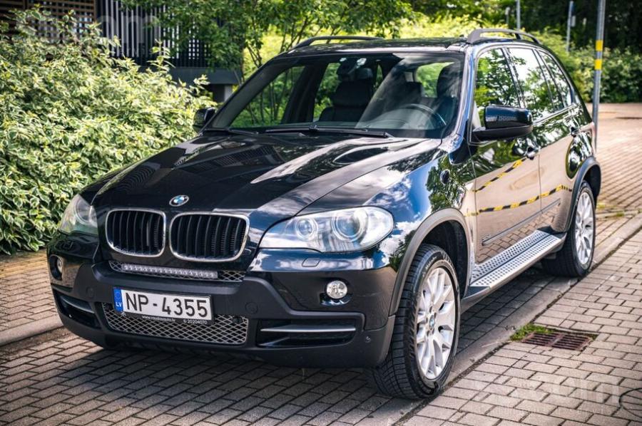Black BMW X5 2009 in Riga, with an engine capacity of 3.00 L and mileage of 362 thousand km for 5990 €, photo 1 on AUTOMOTO.COM.LV