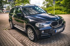 Black BMW X5 2009 in Riga, with an engine capacity of 3.00 L and mileage of 362 thousand km for 5990 €, photo 4 on AUTOMOTO.COM.LV