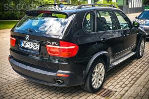 Black BMW X5 2009 in Riga, with an engine capacity of 3.00 L and mileage of 362 thousand km for 5990 €, photo 5 on AUTOMOTO.COM.LV