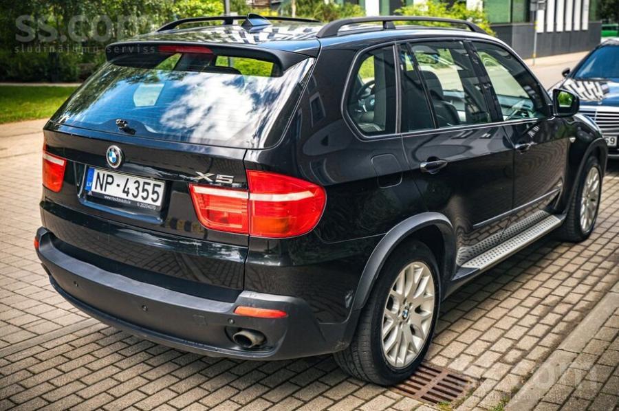 Black BMW X5 2009 in Riga, with an engine capacity of 3.00 L and mileage of 362 thousand km for 5990 €, photo 5 on AUTOMOTO.COM.LV