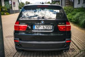 Black BMW X5 2009 in Riga, with an engine capacity of 3.00 L and mileage of 362 thousand km for 5990 €, photo 6 on AUTOMOTO.COM.LV