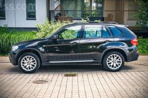 Black BMW X5 2009 in Riga, with an engine capacity of 3.00 L and mileage of 362 thousand km for 5990 €, photo 8 on AUTOMOTO.COM.LV