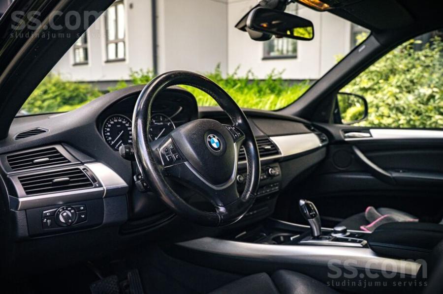 Black BMW X5 2009 in Riga, with an engine capacity of 3.00 L and mileage of 362 thousand km for 5990 €, photo 14 on AUTOMOTO.COM.LV
