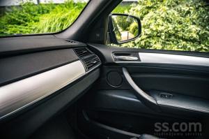 Black BMW X5 2009 in Riga, with an engine capacity of 3.00 L and mileage of 362 thousand km for 5990 €, photo 16 on AUTOMOTO.COM.LV