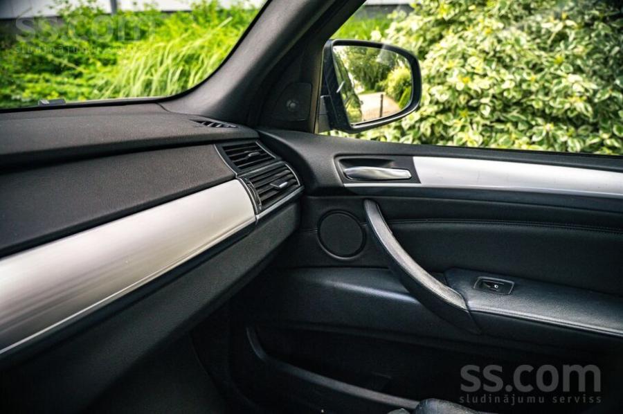 Black BMW X5 2009 in Riga, with an engine capacity of 3.00 L and mileage of 362 thousand km for 5990 €, photo 16 on AUTOMOTO.COM.LV
