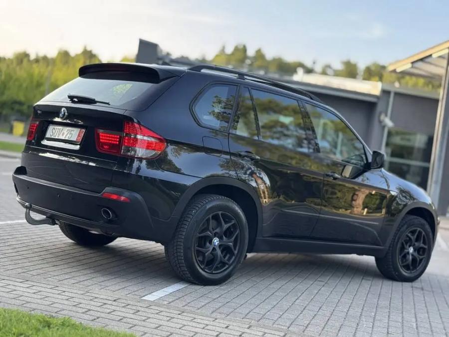 Black BMW X5 2009 in Jurmala, with an engine capacity of 3.00 L and mileage of 285 thousand km for 7990 €, photo 3 on AUTOMOTO.COM.LV