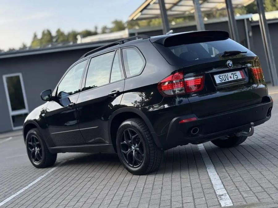 Black BMW X5 2009 in Jurmala, with an engine capacity of 3.00 L and mileage of 285 thousand km for 7990 €, photo 5 on AUTOMOTO.COM.LV