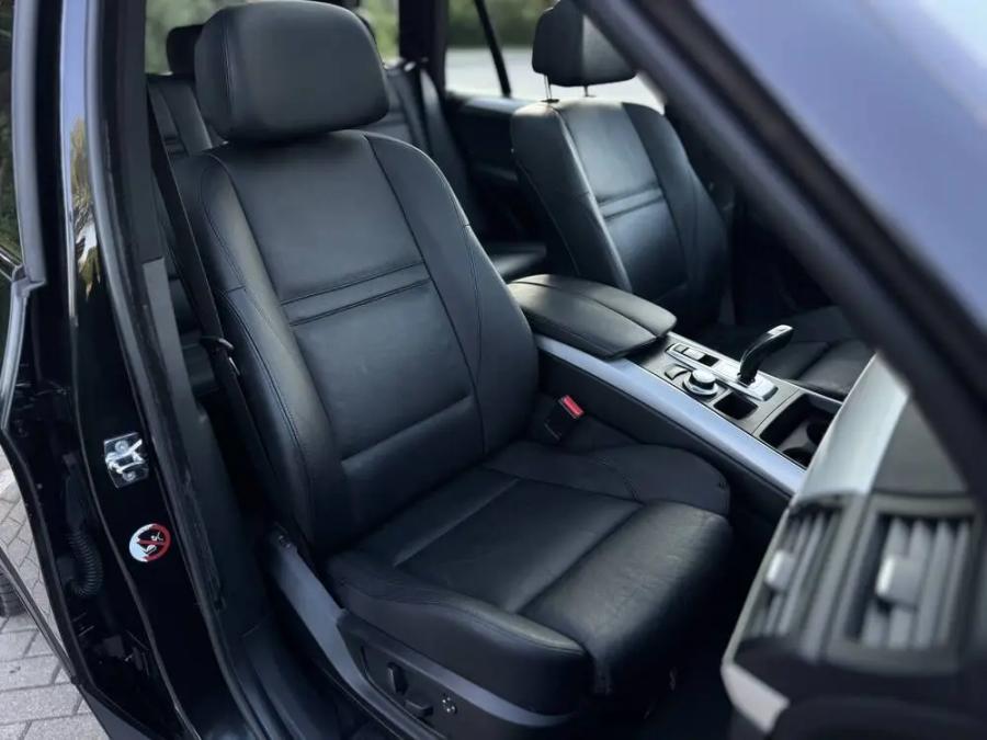Black BMW X5 2009 in Jurmala, with an engine capacity of 3.00 L and mileage of 285 thousand km for 7990 €, photo 10 on AUTOMOTO.COM.LV