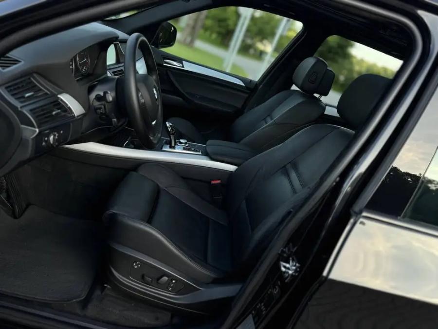 Black BMW X5 2009 in Jurmala, with an engine capacity of 3.00 L and mileage of 285 thousand km for 7990 €, photo 12 on AUTOMOTO.COM.LV