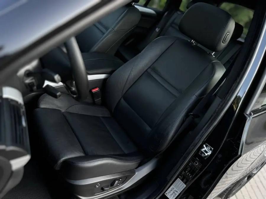 Black BMW X5 2009 in Jurmala, with an engine capacity of 3.00 L and mileage of 285 thousand km for 7990 €, photo 13 on AUTOMOTO.COM.LV