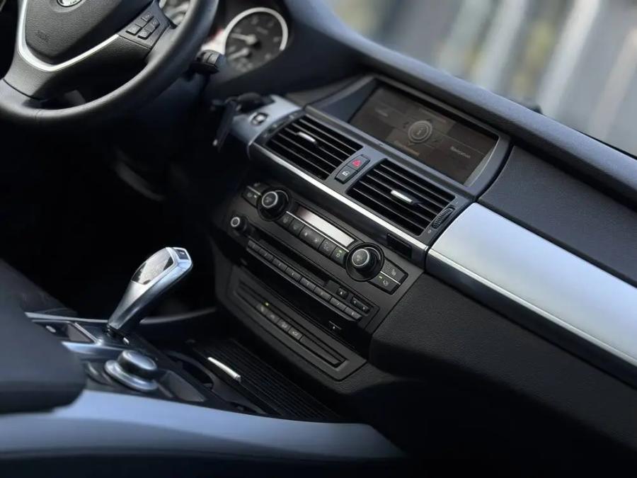 Black BMW X5 2009 in Jurmala, with an engine capacity of 3.00 L and mileage of 285 thousand km for 7990 €, photo 14 on AUTOMOTO.COM.LV
