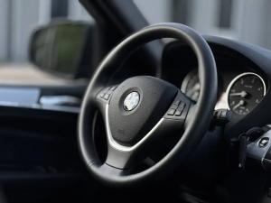 Black BMW X5 2009 in Jurmala, with an engine capacity of 3.00 L and mileage of 285 thousand km for 7990 €, photo 15 on AUTOMOTO.COM.LV