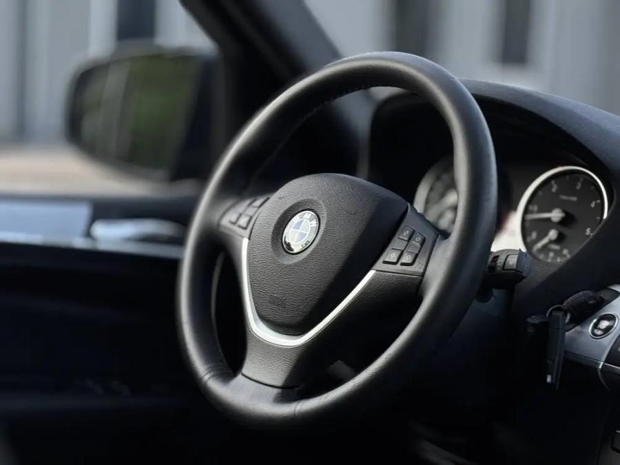 Black BMW X5 2009 in Jurmala, with an engine capacity of 3.00 L and mileage of 285 thousand km for 7990 €, photo 15 on AUTOMOTO.COM.LV