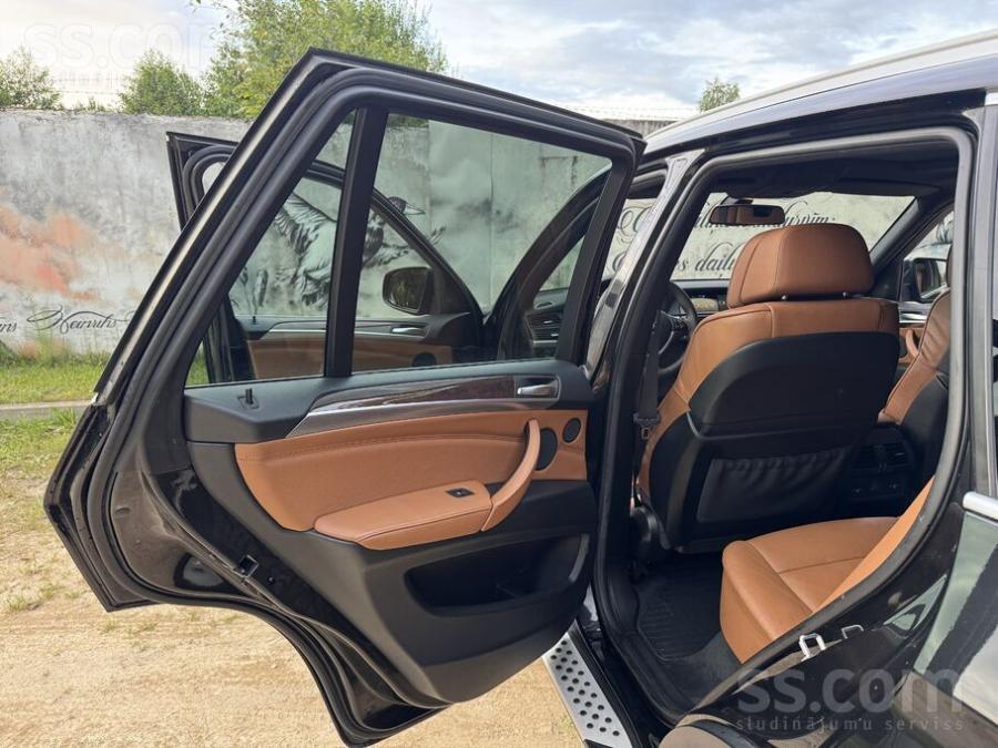Black BMW X5 2009 in Riga, with an engine capacity of 3.00 L and mileage of 0 thousand km for 9700 €, photo 15 on AUTOMOTO.COM.LV