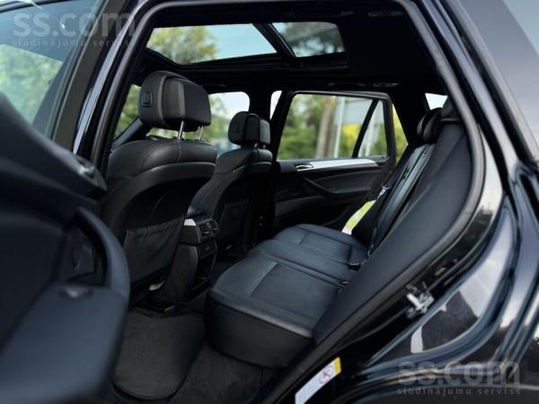 Black BMW X5 2009 in Jurmala, with an engine capacity of 3.00 L and mileage of 285 thousand km for 7990 €, photo 8 on AUTOMOTO.COM.LV