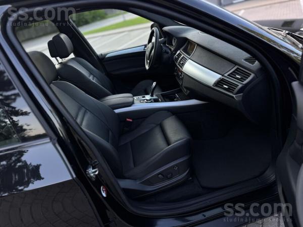 Black BMW X5 2009 in Jurmala, with an engine capacity of 3.00 L and mileage of 285 thousand km for 7990 €, photo 10 on AUTOMOTO.COM.LV