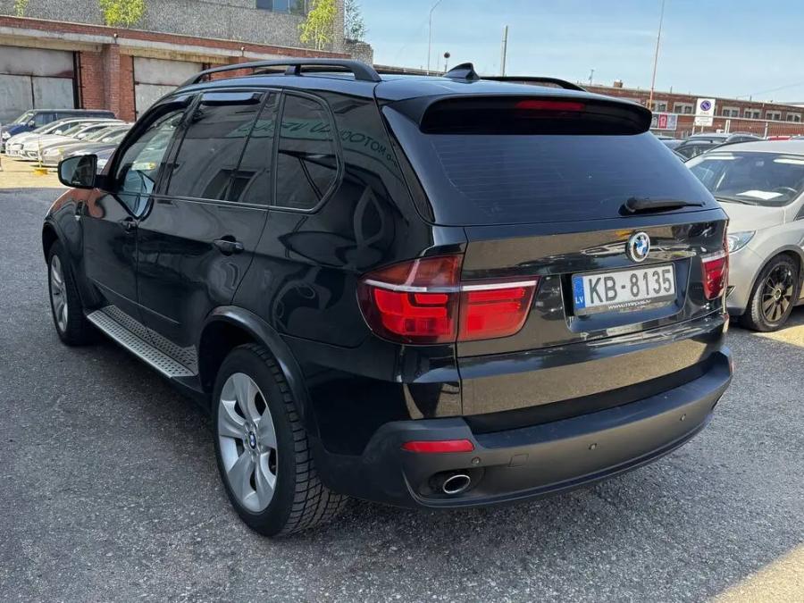 Black BMW X5 2009 in Daugavpils, with an engine capacity of 3.00 L and mileage of 236 thousand km for 9300 €, photo 5 on AUTOMOTO.COM.LV