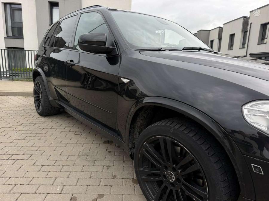 Black BMW X5 2009 in Vilnius, with an engine capacity of 2.99 L and mileage of 460 thousand km for 6800 €, photo 7 on AUTOMOTO.COM.LV