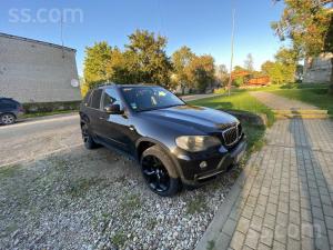 Black BMW X5 2009 in Kuldiga, with an engine capacity of 3.00 L and mileage of 339 thousand km for 7300 €, photo 3 on AUTOMOTO.COM.LV
