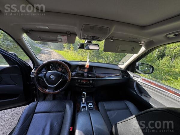 Black BMW X5 2009 in Kuldiga, with an engine capacity of 3.00 L and mileage of 339 thousand km for 7300 €, photo 3 on AUTOMOTO.COM.LV