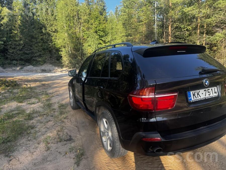 Black BMW X5 2009 in Kuldiga, with an engine capacity of 3.00 L and mileage of 339 thousand km for 7300 €, photo 6 on AUTOMOTO.COM.LV