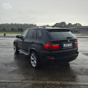 Black BMW X5 2009 in Vilnius, with an engine capacity of 3.00 L and mileage of 381 thousand km for 7300 €, photo 3 on AUTOMOTO.COM.LV