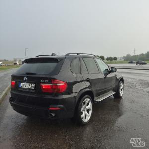 Black BMW X5 2009 in Vilnius, with an engine capacity of 3.00 L and mileage of 381 thousand km for 7300 €, photo 4 on AUTOMOTO.COM.LV