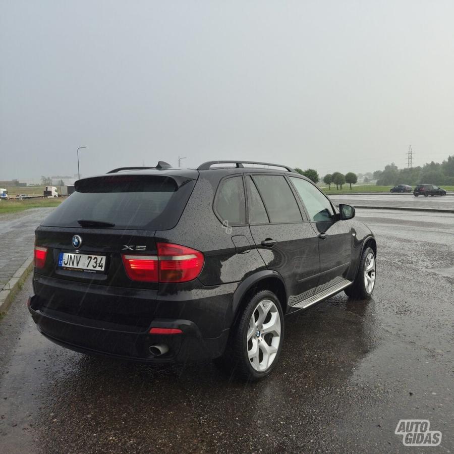 Black BMW X5 2009 in Vilnius, with an engine capacity of 3.00 L and mileage of 381 thousand km for 7300 €, photo 4 on AUTOMOTO.COM.LV