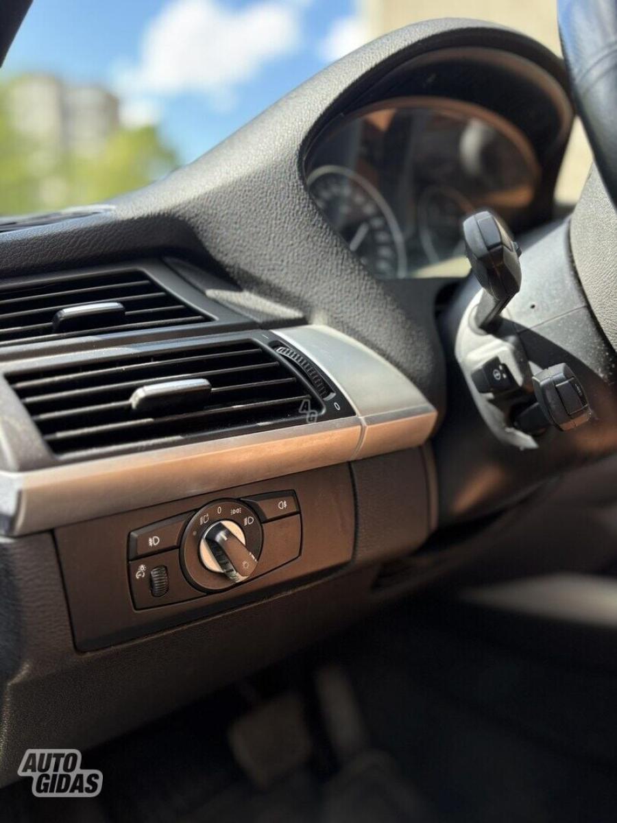 Black BMW X5 2009 in Vilnius, with an engine capacity of 3.00 L and mileage of 381 thousand km for 7300 €, photo 10 on AUTOMOTO.COM.LV