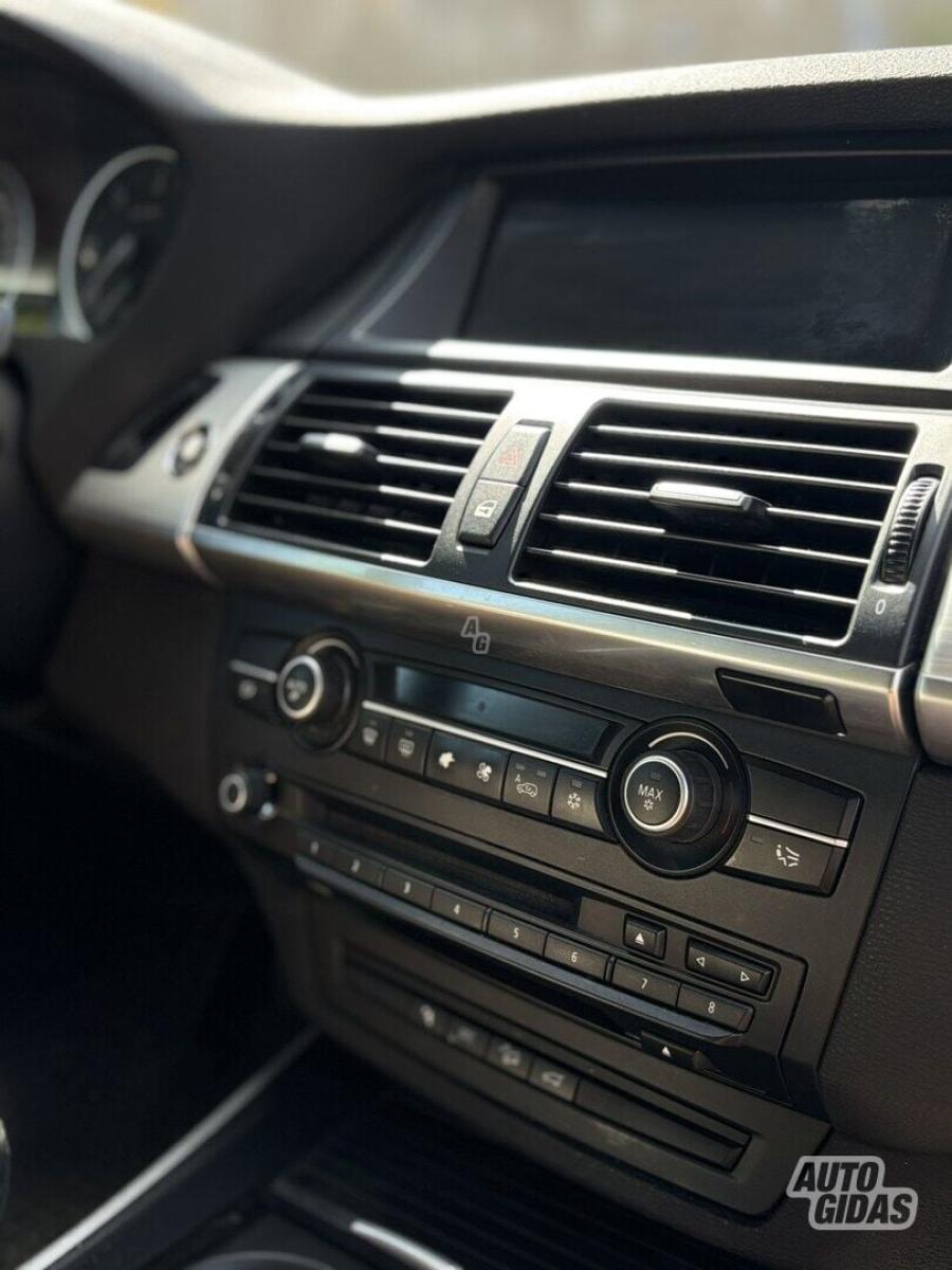 Black BMW X5 2009 in Vilnius, with an engine capacity of 3.00 L and mileage of 381 thousand km for 7300 €, photo 12 on AUTOMOTO.COM.LV