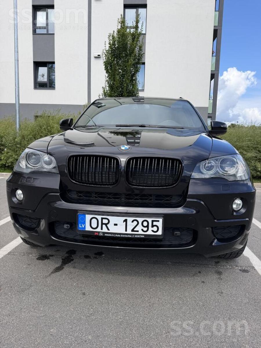 Black BMW X5 2009 in Riga, with an engine capacity of 3.00 L and mileage of 278 thousand km for 11750 €, photo 1 on AUTOMOTO.COM.LV
