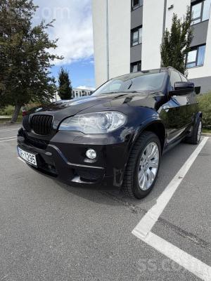 Black BMW X5 2009 in Riga, with an engine capacity of 3.00 L and mileage of 278 thousand km for 11750 €, photo 4 on AUTOMOTO.COM.LV